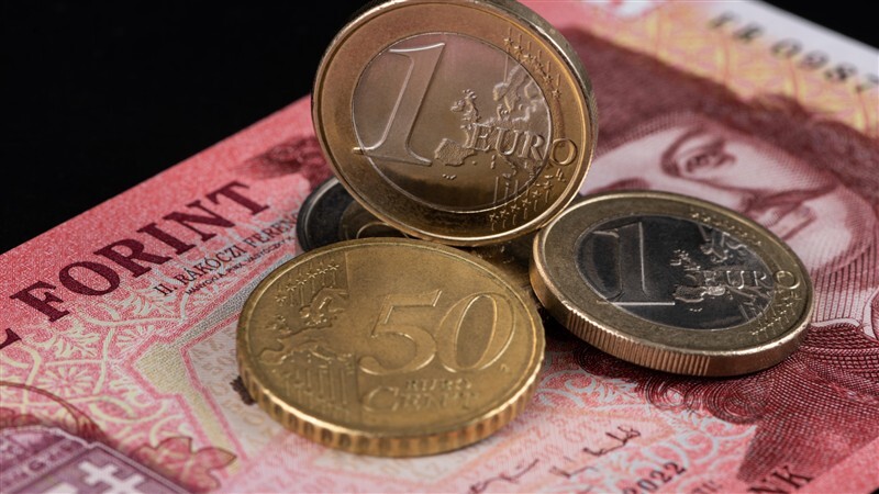 Ötéves csúcs közelében a forint, jelentős erősödést mutat a magyar deviza